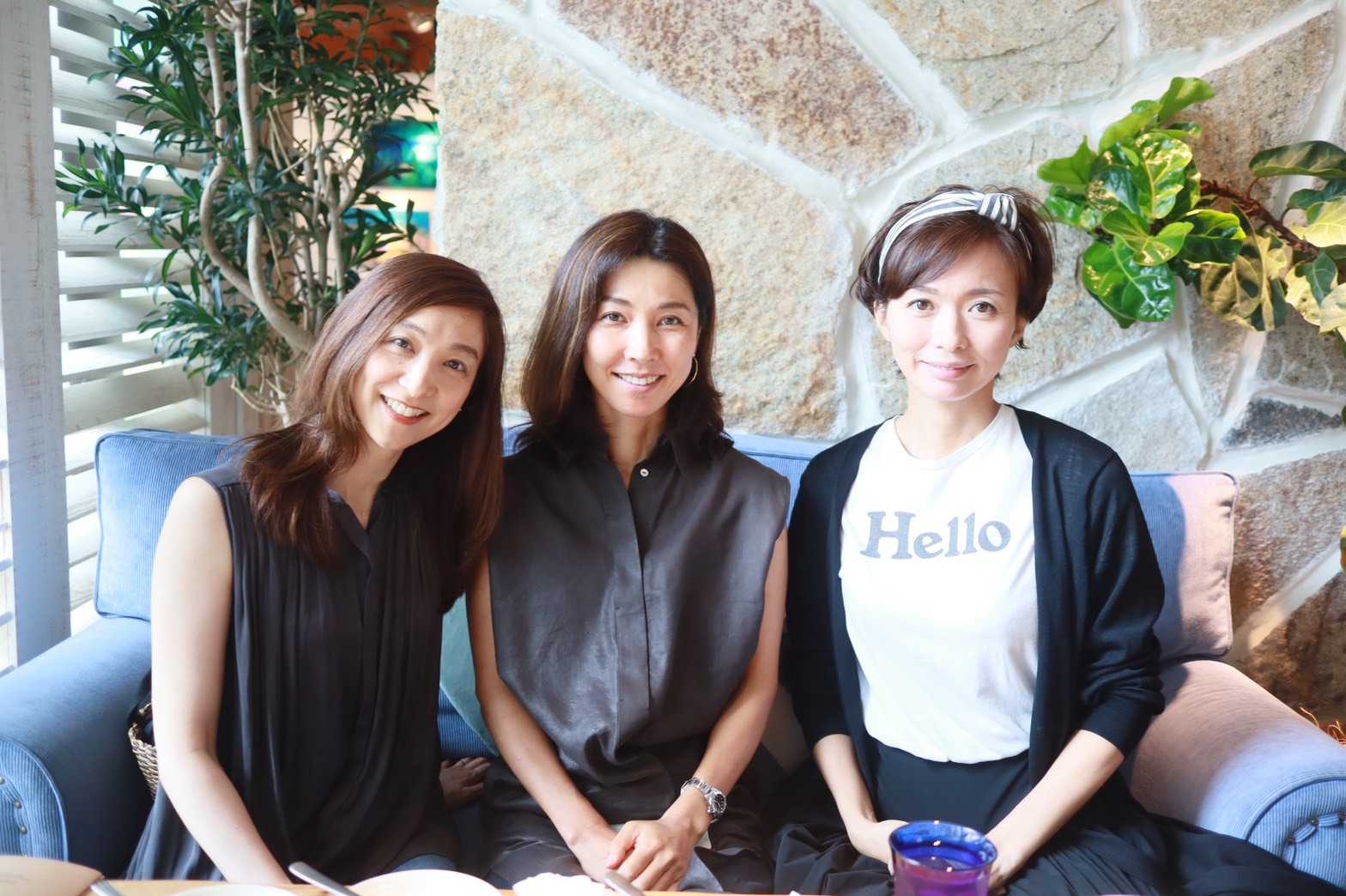 使えるPLSTサテンブラウス ︎で同期ランチ | Web eclat | 50代女性のためのファッション、ビューティ、ライフスタイル最新情報