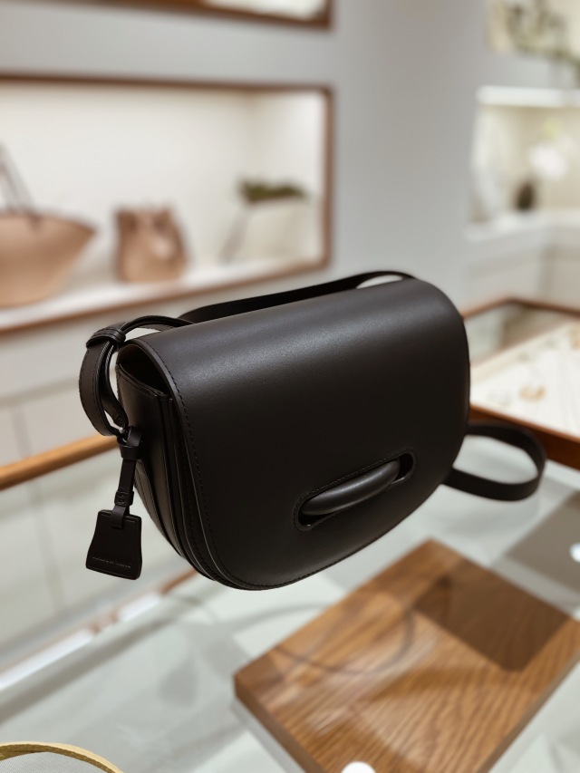 春のカラーリングに魅了される、VASIC 2023SS Collection | ファッション誌Marisol(マリソル) 40代をもっとキレイに。女っぷり上々！