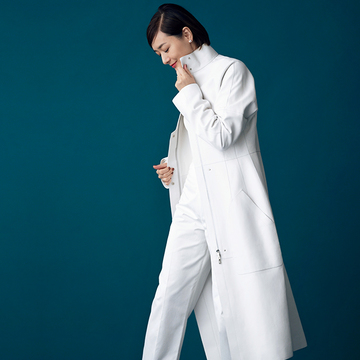 富岡佳子さんが着こなす「HERNO」のエコファーショート丈ダウン | Web eclat | 50代女性のためのファッション、ビューティ、ライフスタイル最新情報